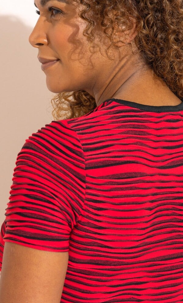 Anna Rose Printed Textured Wave T-Shirt in Red | Klass